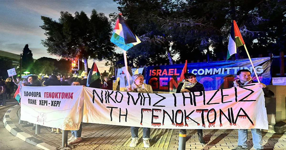 Φωτογραφίες/βίντεο: Εκατοντάδες βρέθηκαν έξω από το προεδρικό - Φώναξαν ...