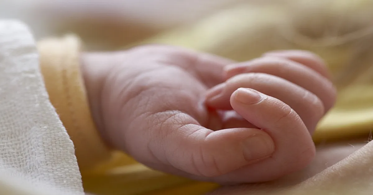 Βρέφος στο νοσοκομείο με εγκαύματα, εκδορές και σημάδια παραμέλησης ...