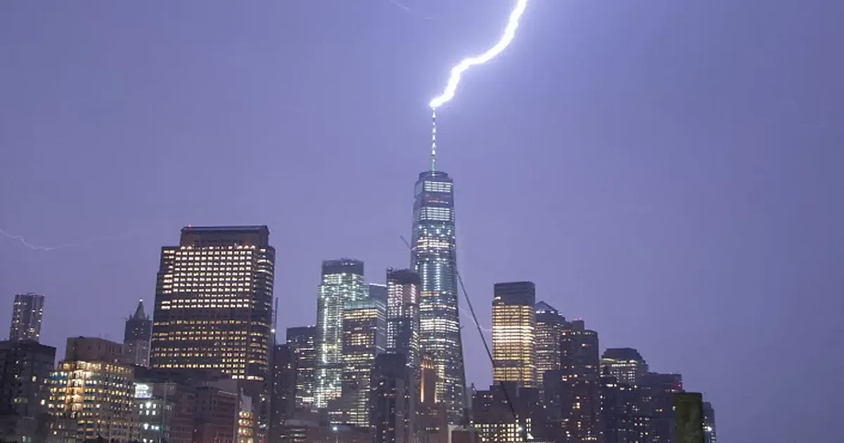 Νέα Υόρκη: Φωτογράφος «έπιασε» κεραυνό που χτύπησε το One World Trade Center - Εντυπωσιακό βίντεο