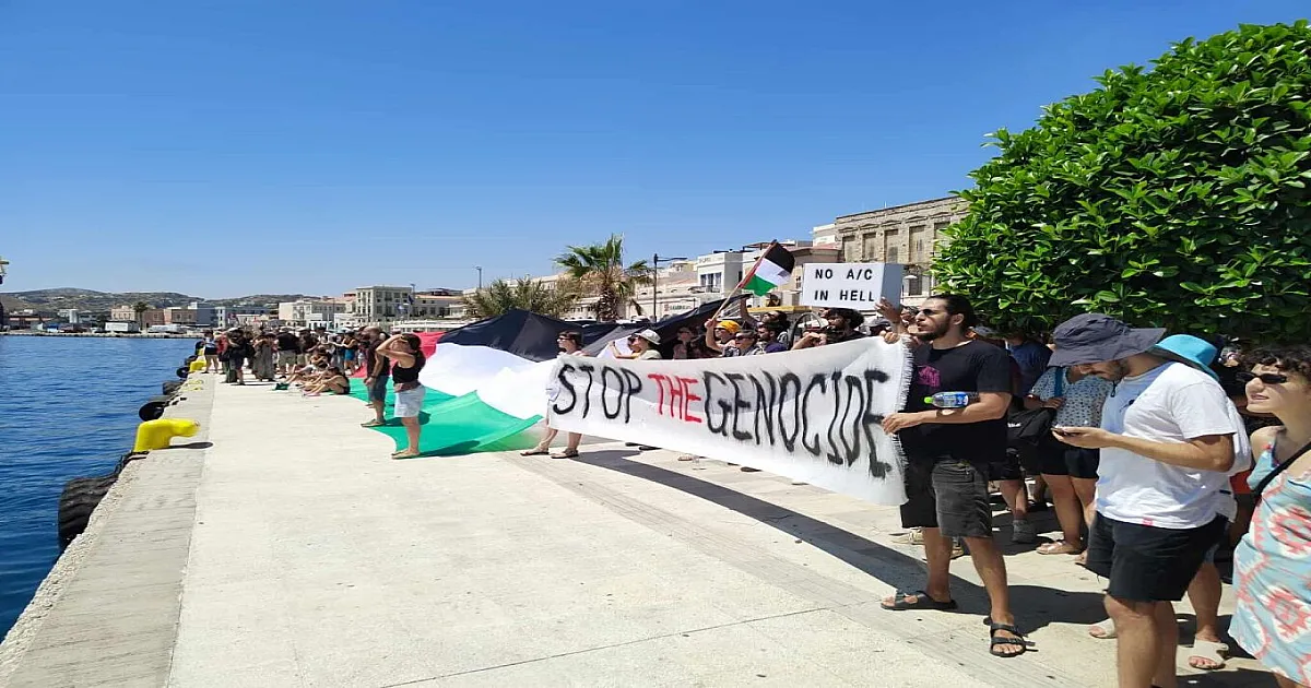 Σύρος: Μπλόκο από διαδηλωτές σε κρουαζιερόπλοιο με Ισραηλινούς επιβάτες - Το Crown Iris αναχωρεί ...