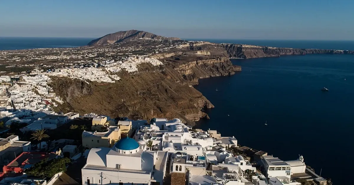 Τι συμβαίνει σε Μύκονο και Σαντορίνη το καλοκαίρι του 2025 - Λιγότεροι ...