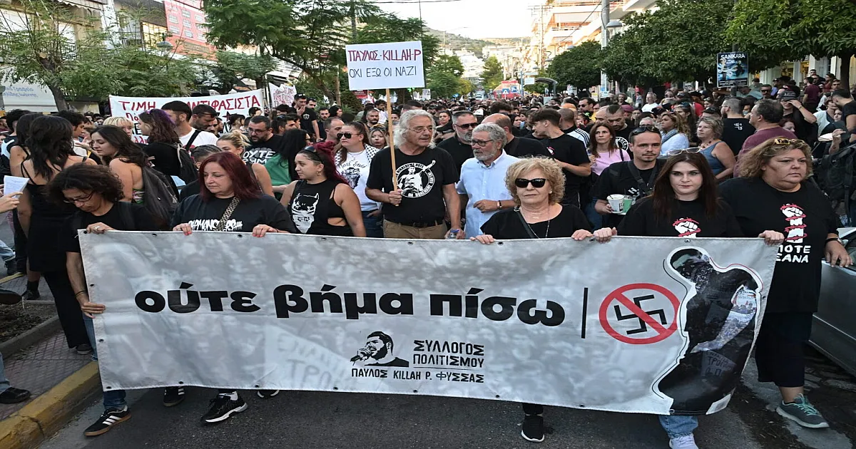 Πλήθος κόσμου στο μνημείο του Παύλου Φύσσα στο Κερατσίνι –Συγκεντρώσεις ...