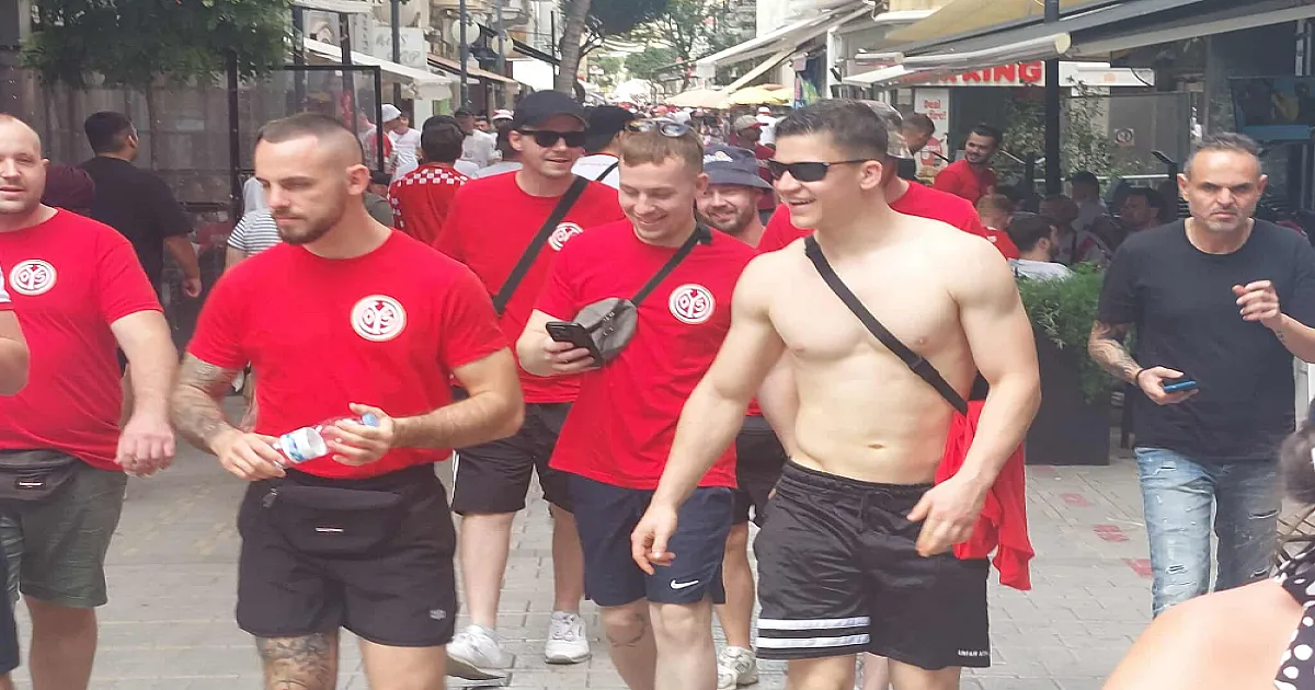 ΦΩΤΟ/ΒΙΝΤΕΟ: Οι οπαδοί της Μάιντς έκαναν κατακόκκινη την οδό Λήδρας ...