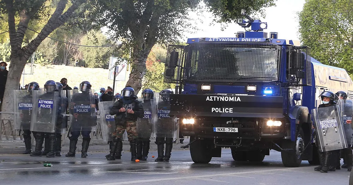 Τα βρίσκουν και αλλάζουν τον νόμο για διαδηλώσεις και συγκεντρώσεις ...