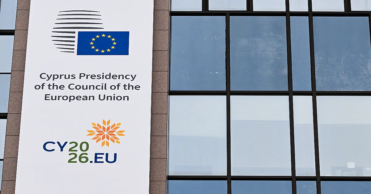 Ο ήλιος των 27 από τα Λεύκαρα φωτίζει την πρόσοψη του Συμβουλίου της ΕΕ