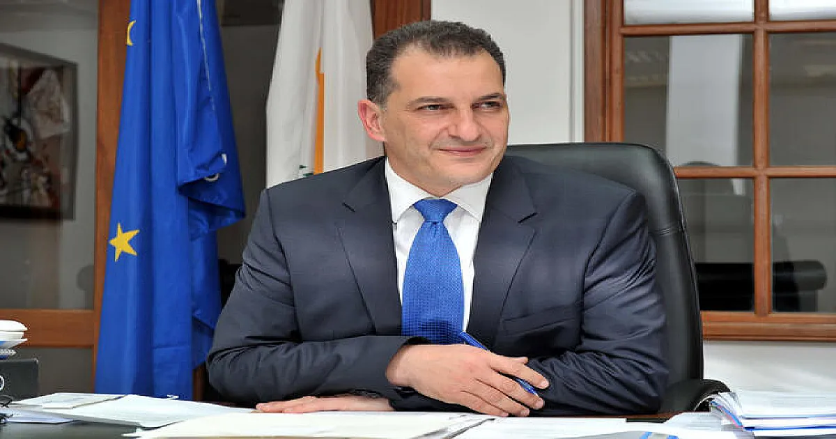 Φύλλο και φτερό κάνουν τον Γιώργο Λακκοτρύπη: Ο πρώην Υπουργός στο ...